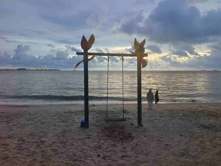 Pantai Teluk Batik / Teluk Batik Beach - Beach at Lumut, Perak.